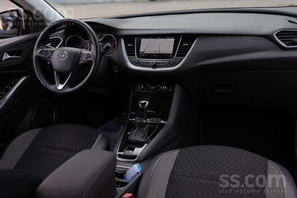 Grey Opel Grandland X 2017 in Tukums, with an engine capacity of 1.60 L and mileage of 200 thousand km for 10900 €, photo 5 on AUTOMOTO.COM.LV