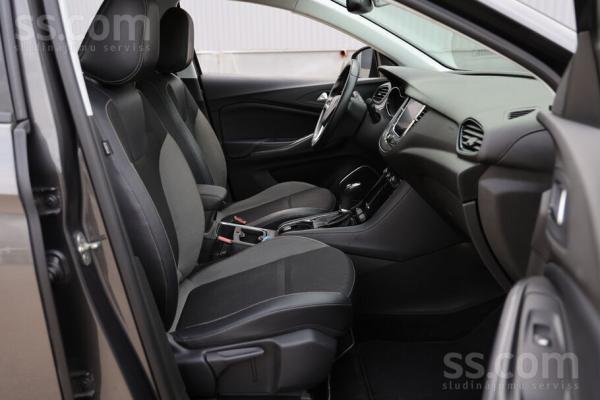 Grey Opel Grandland X 2017 in Tukums, with an engine capacity of 1.60 L and mileage of 200 thousand km for 10900 €, photo 6 on AUTOMOTO.COM.LV