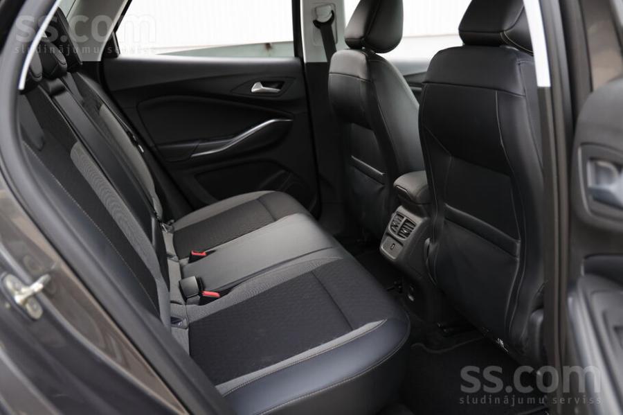 Grey Opel Grandland X 2017 in Tukums, with an engine capacity of 1.60 L and mileage of 200 thousand km for 10900 €, photo 8 on AUTOMOTO.COM.LV