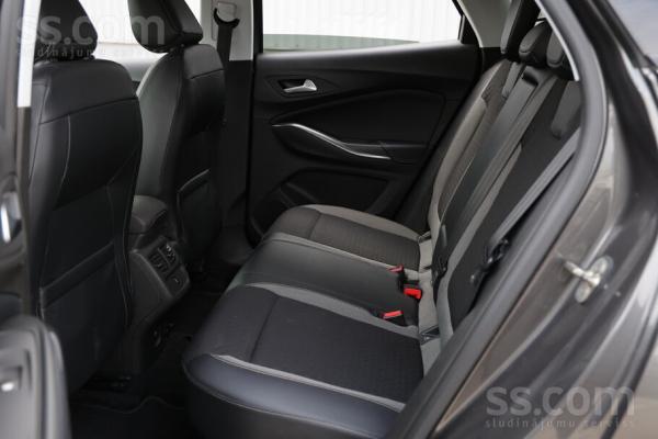 Grey Opel Grandland X 2017 in Tukums, with an engine capacity of 1.60 L and mileage of 200 thousand km for 10900 €, photo 9 on AUTOMOTO.COM.LV