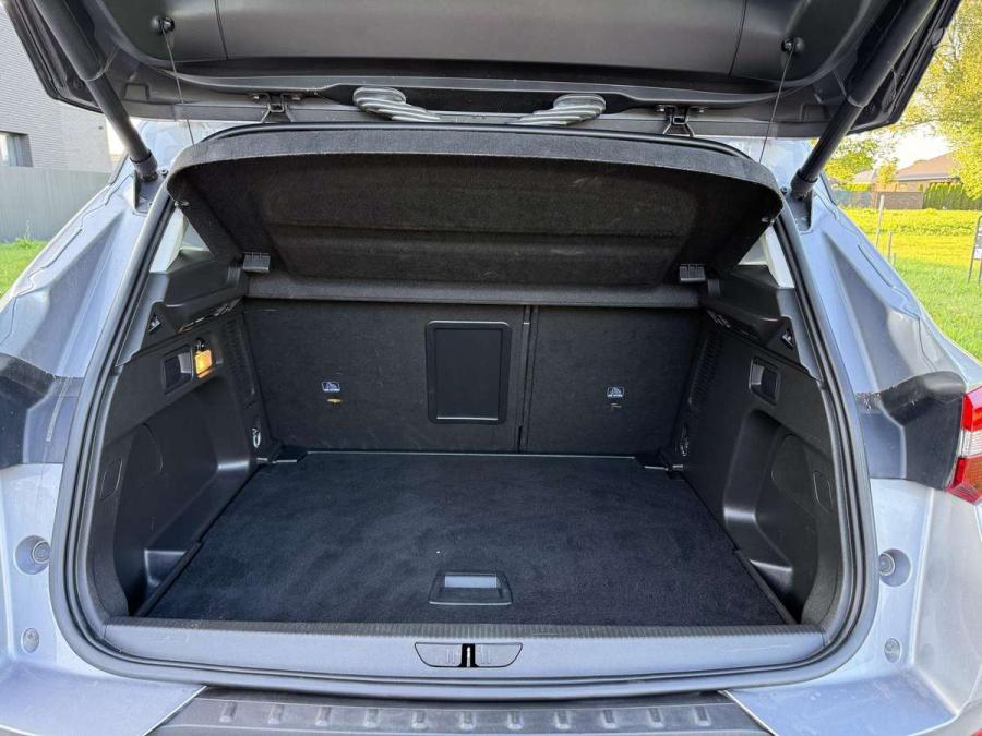 Grey Opel Grandland X 2018 in Taurage, with an engine capacity of 1.20 L and mileage of 148 thousand km for 8500 €, photo 8 on AUTOMOTO.COM.LV