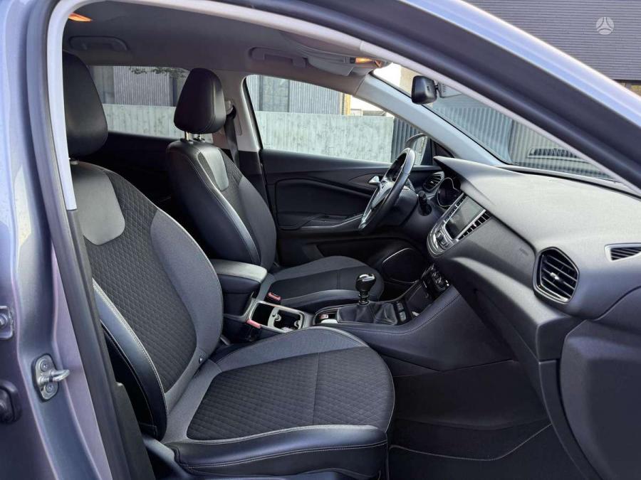Grey Opel Grandland X 2018 in Taurage, with an engine capacity of 1.20 L and mileage of 148 thousand km for 8500 €, photo 20 on AUTOMOTO.COM.LV