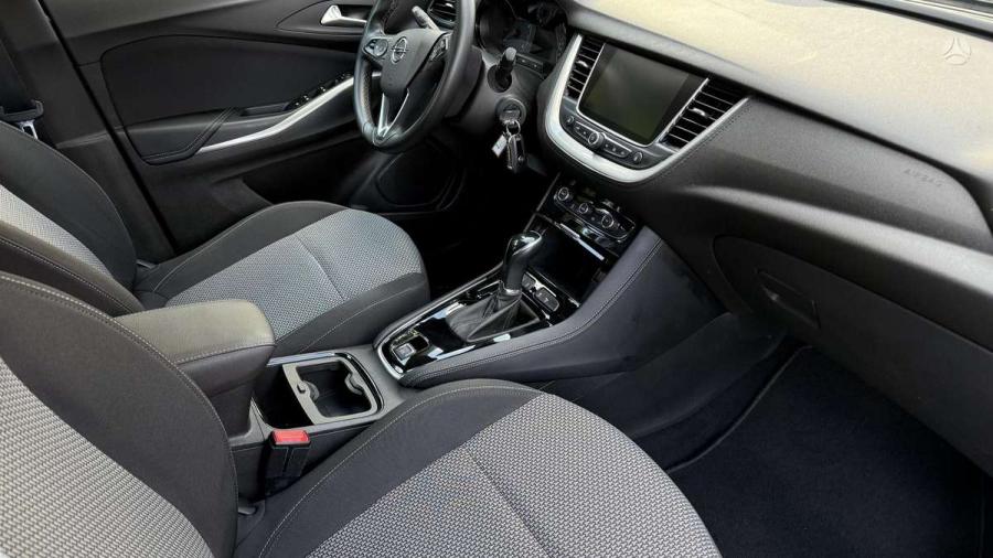 Grey Opel Grandland X 2018 in Ukmerge, with an engine capacity of 1.20 L and mileage of 213 thousand km for 9250 €, photo 13 on AUTOMOTO.COM.LV