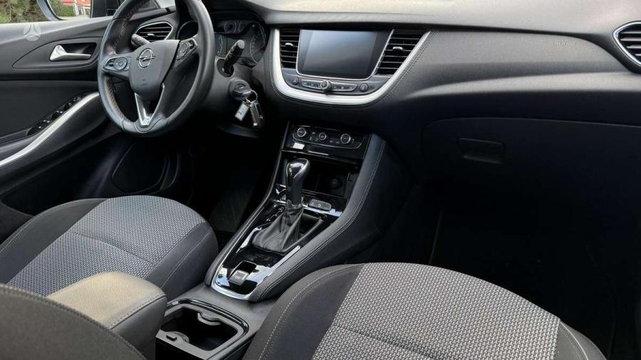 Grey Opel Grandland X 2018 in Ukmerge, with an engine capacity of 1.20 L and mileage of 213 thousand km for 9250 €, photo 14 on AUTOMOTO.COM.LV