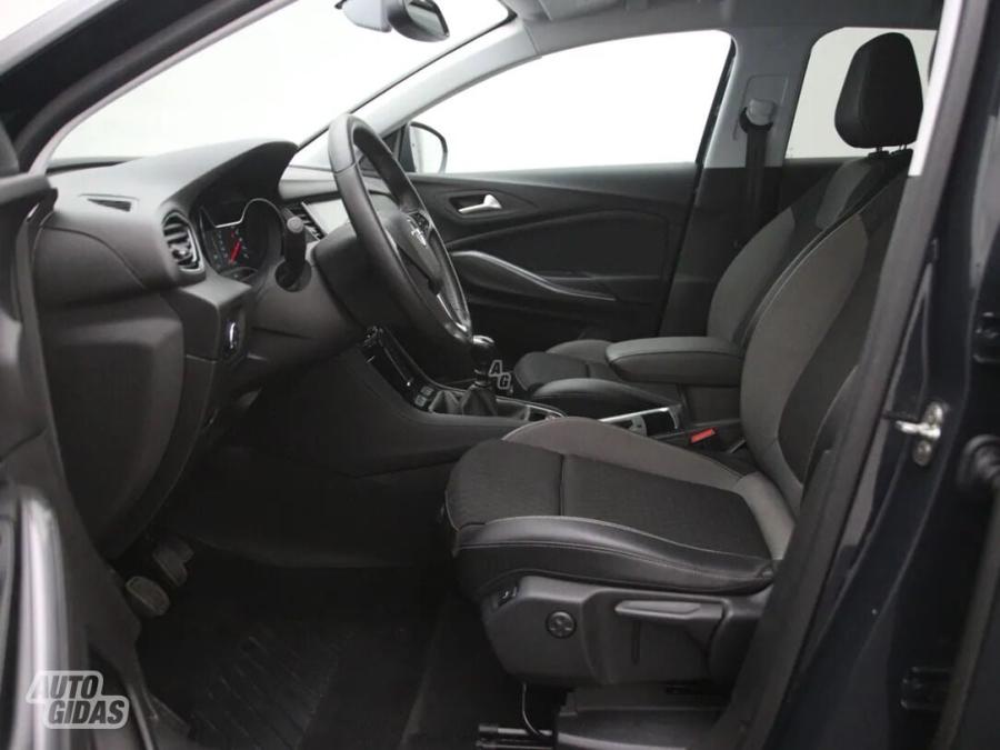 Grey Opel Grandland X 2019 in Vilnius, with an engine capacity of 1.20 L and mileage of 157 thousand km for 10899 €, photo 5 on AUTOMOTO.COM.LV