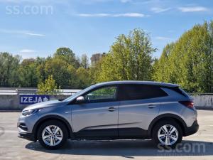 Grey Opel Grandland X 2020 in Riga, with an engine capacity of 1.20 L and mileage of 118 thousand km for 12999 €, photo 4 on AUTOMOTO.COM.LV