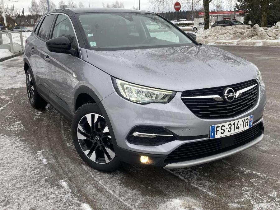 Grey Opel Grandland X 2020 in Taurage, with an engine capacity of 1.50 L and mileage of 196 thousand km for 10900 €, photo 1 on AUTOMOTO.COM.LV