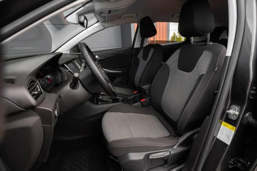 Grey Opel Grandland X 2020 in Jelgava, with an engine capacity of 1.20 L and mileage of 109 thousand km for 12200 €, photo 8 on AUTOMOTO.COM.LV