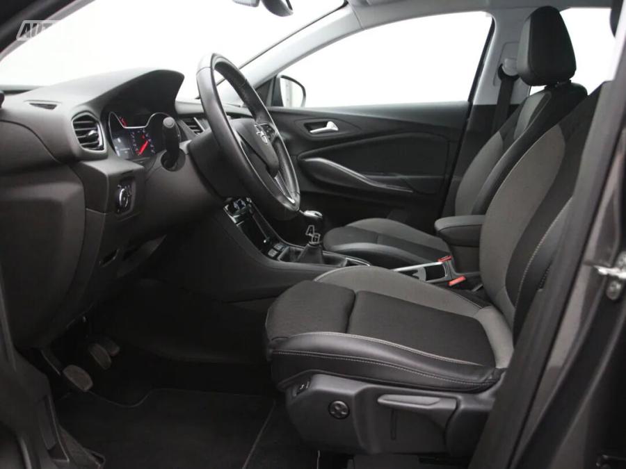 Grey Opel Grandland X 2021 in Vilnius, with an engine capacity of 1.20 L and mileage of 101 thousand km for 13199 €, photo 5 on AUTOMOTO.COM.LV