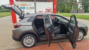 Grey Opel Grandland X 2018 in Jelgava, with an engine capacity of 1.20 L and mileage of 102 thousand km for 10450 €, photo 26 on AUTOMOTO.COM.LV