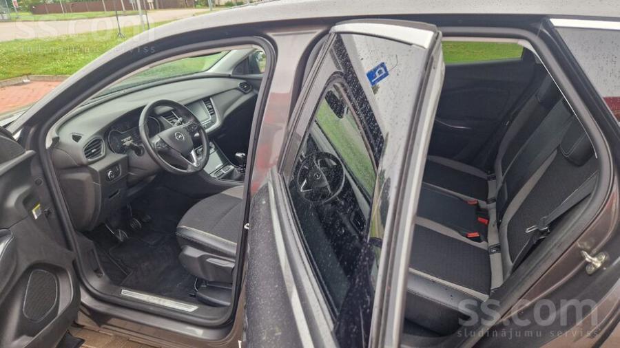 Grey Opel Grandland X 2018 in Jelgava, with an engine capacity of 1.20 L and mileage of 102 thousand km for 10450 €, photo 28 on AUTOMOTO.COM.LV