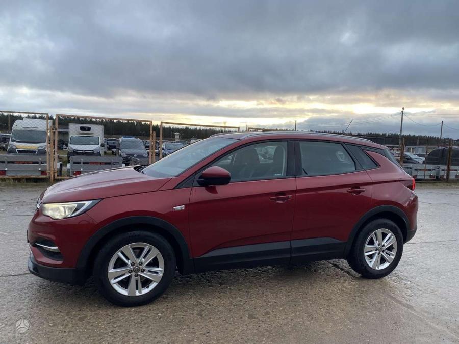 Red Opel Grandland X 2018 in Vilnius, with an engine capacity of 1.20 L and mileage of 228 thousand km for 8200 €, photo 3 on AUTOMOTO.COM.LV