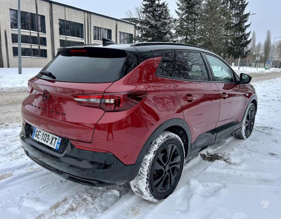 Red Opel Grandland X 2022 in Taurage, with an engine capacity of 1.50 L and mileage of 148 thousand km for 16335 €, photo 4 on AUTOMOTO.COM.LV