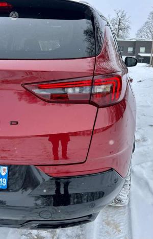 Red Opel Grandland X 2022 in Taurage, with an engine capacity of 1.50 L and mileage of 148 thousand km for 16335 €, photo 18 on AUTOMOTO.COM.LV