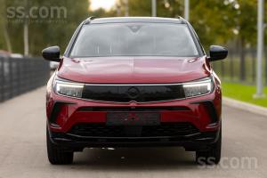 Red Opel Grandland X 2022 in Jelgava, with an engine capacity of 1.50 L and mileage of 0 thousand km for 17500 €, photo 3 on AUTOMOTO.COM.LV