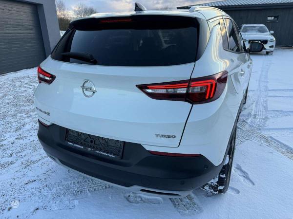 White Opel Grandland X 2018 in Alytus, with an engine capacity of 1.20 L and mileage of 160 thousand km for 9950 €, photo 7 on AUTOMOTO.COM.LV