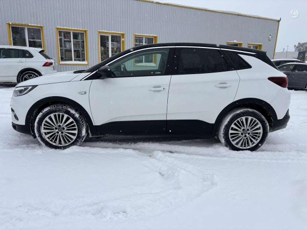 White Opel Grandland X 2018 in Taurage, with an engine capacity of 1.20 L and mileage of 95 thousand km for 9700 €, photo 4 on AUTOMOTO.COM.LV