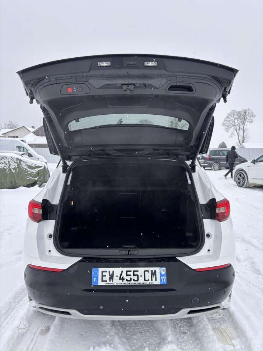White Opel Grandland X 2018 in Taurage, with an engine capacity of 1.20 L and mileage of 95 thousand km for 9700 €, photo 9 on AUTOMOTO.COM.LV