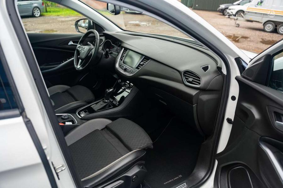 Balts Opel Grandland X 2018 Viļņa, ar dzinēja tilpumu 1.20 L un nobraukumu 190 tūkst. km par 9900 €, foto 14 vietnē AUTOMOTO.COM.LV