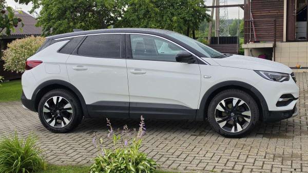 White Opel Grandland X 2018 in Trakai, with an engine capacity of 1.56 L and mileage of 199 thousand km for 11600 €, photo 5 on AUTOMOTO.COM.LV