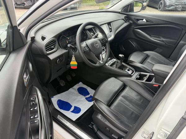 Balts Opel Grandland X 2018 Alīta, ar dzinēja tilpumu 1.20 L un nobraukumu 121 tūkst. km par 8450 €, foto 5 vietnē AUTOMOTO.COM.LV