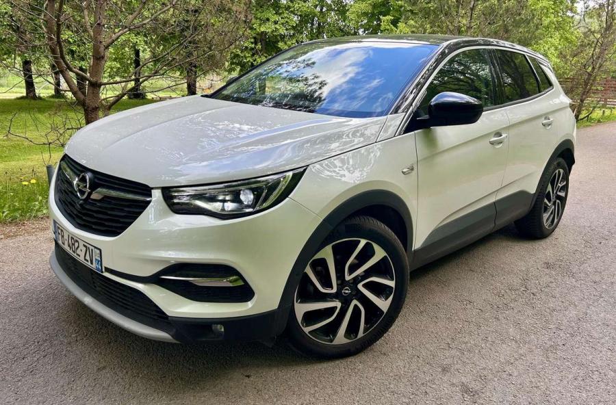 White Opel Grandland X 2018 in Taurage, with an engine capacity of 2.00 L and mileage of 258 thousand km for 11800 €, photo 1 on AUTOMOTO.COM.LV