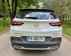 White Opel Grandland X 2018 in Taurage, with an engine capacity of 2.00 L and mileage of 258 thousand km for 11800 €, photo 4 on AUTOMOTO.COM.LV
