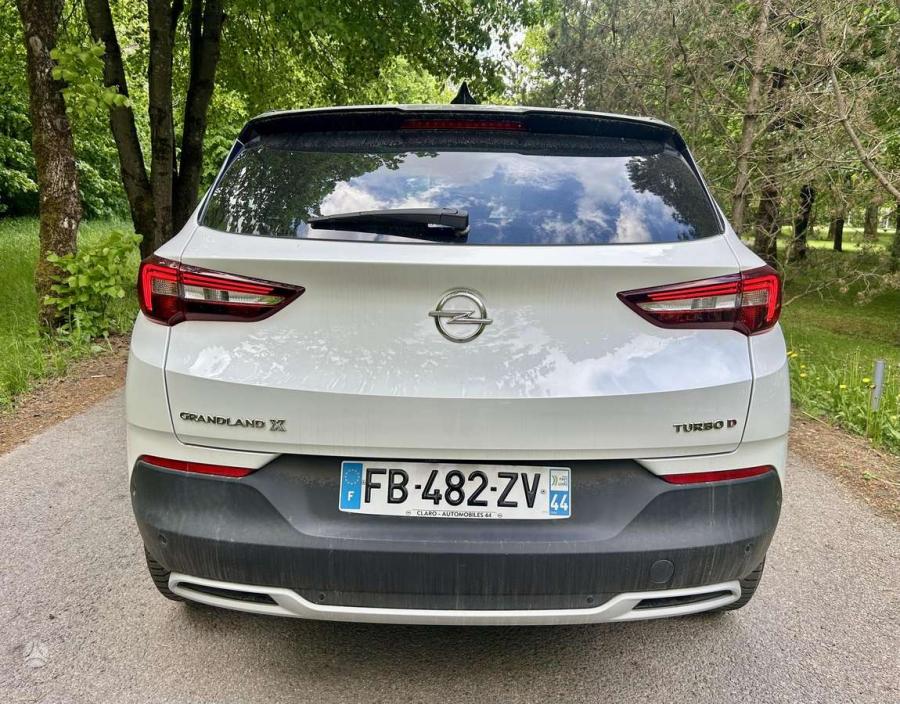 White Opel Grandland X 2018 in Taurage, with an engine capacity of 2.00 L and mileage of 258 thousand km for 11800 €, photo 4 on AUTOMOTO.COM.LV