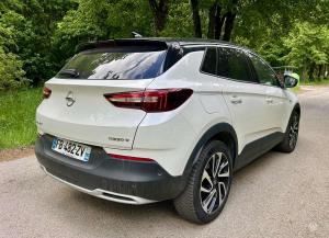 White Opel Grandland X 2018 in Taurage, with an engine capacity of 2.00 L and mileage of 258 thousand km for 11800 €, photo 5 on AUTOMOTO.COM.LV