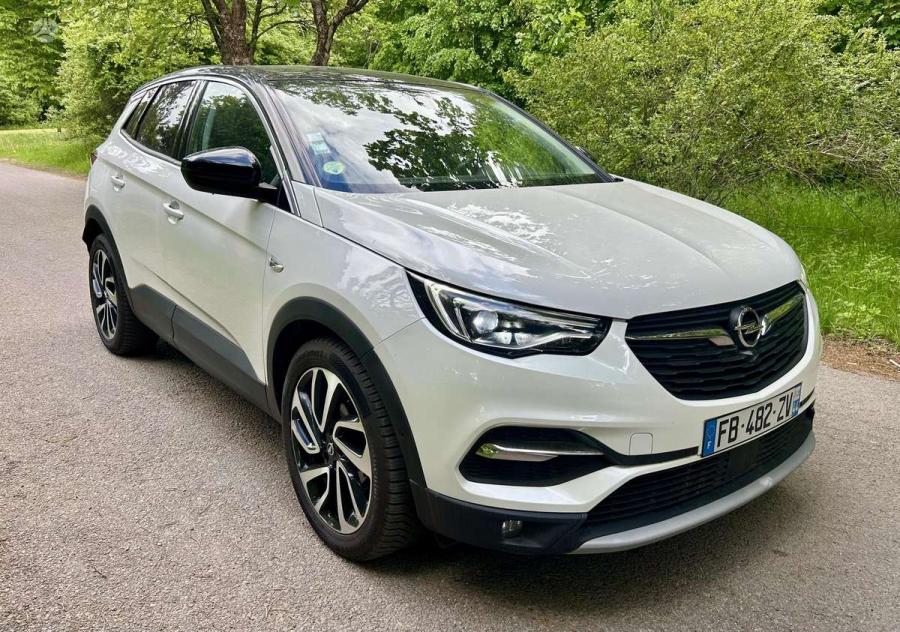 White Opel Grandland X 2018 in Taurage, with an engine capacity of 2.00 L and mileage of 258 thousand km for 11800 €, photo 6 on AUTOMOTO.COM.LV