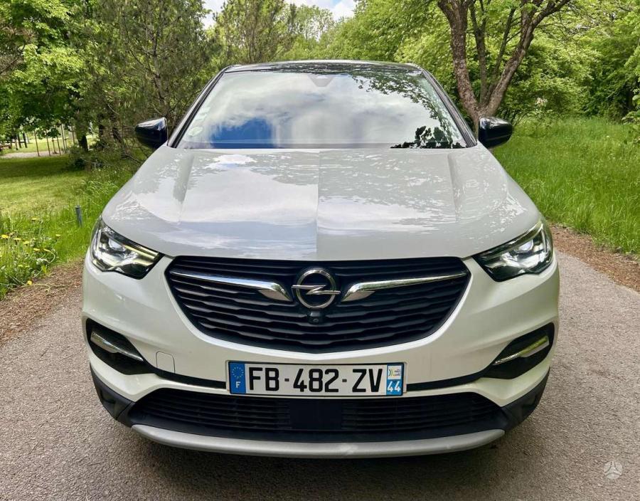 White Opel Grandland X 2018 in Taurage, with an engine capacity of 2.00 L and mileage of 258 thousand km for 11800 €, photo 7 on AUTOMOTO.COM.LV