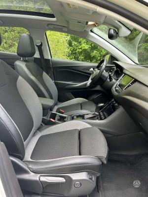 White Opel Grandland X 2018 in Taurage, with an engine capacity of 2.00 L and mileage of 258 thousand km for 11800 €, photo 8 on AUTOMOTO.COM.LV
