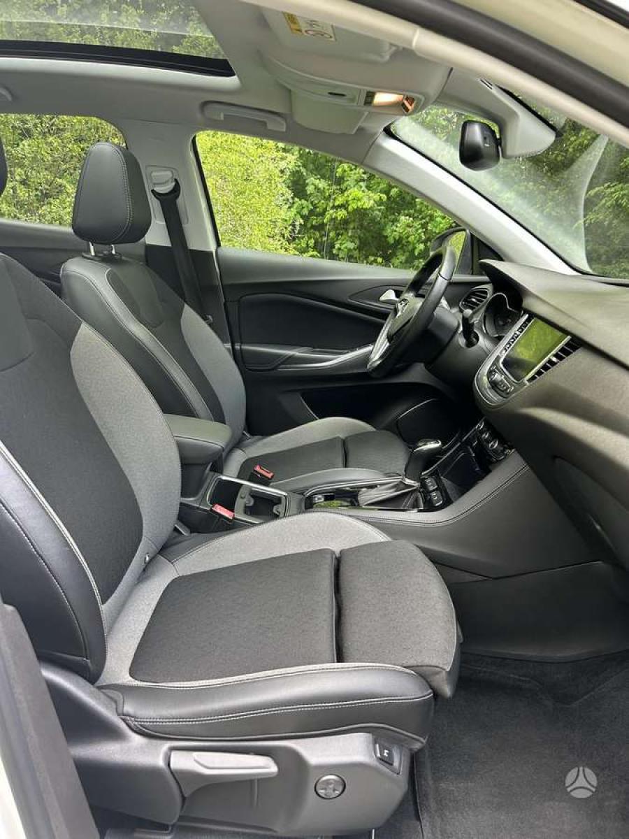 White Opel Grandland X 2018 in Taurage, with an engine capacity of 2.00 L and mileage of 258 thousand km for 11800 €, photo 8 on AUTOMOTO.COM.LV