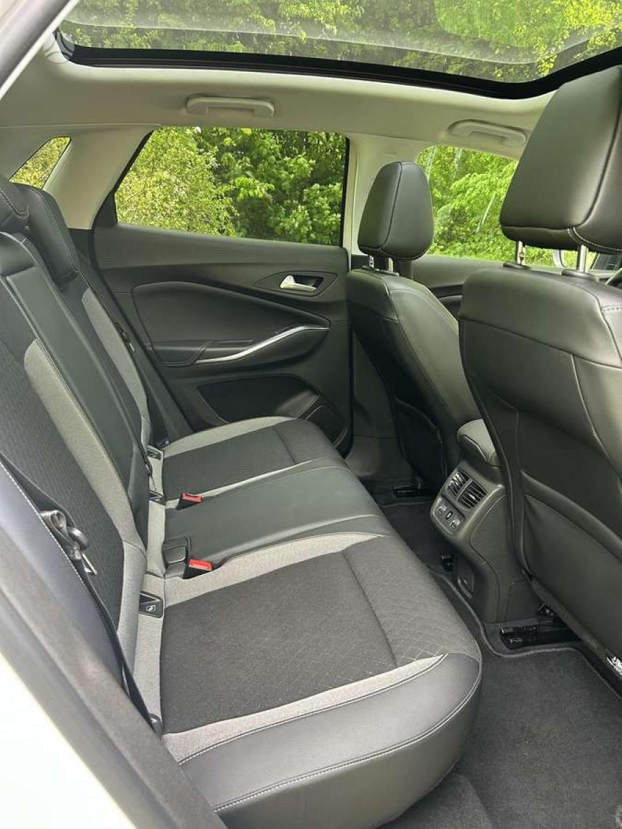 White Opel Grandland X 2018 in Taurage, with an engine capacity of 2.00 L and mileage of 258 thousand km for 11800 €, photo 9 on AUTOMOTO.COM.LV