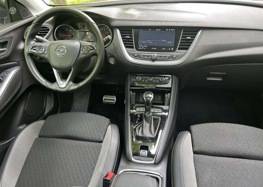White Opel Grandland X 2018 in Taurage, with an engine capacity of 2.00 L and mileage of 258 thousand km for 11800 €, photo 10 on AUTOMOTO.COM.LV