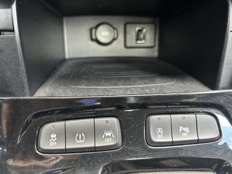 White Opel Grandland X 2018 in Taurage, with an engine capacity of 2.00 L and mileage of 258 thousand km for 11800 €, photo 17 on AUTOMOTO.COM.LV