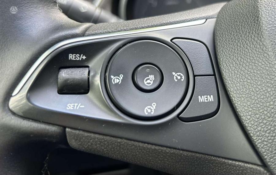 White Opel Grandland X 2018 in Taurage, with an engine capacity of 2.00 L and mileage of 258 thousand km for 11800 €, photo 18 on AUTOMOTO.COM.LV
