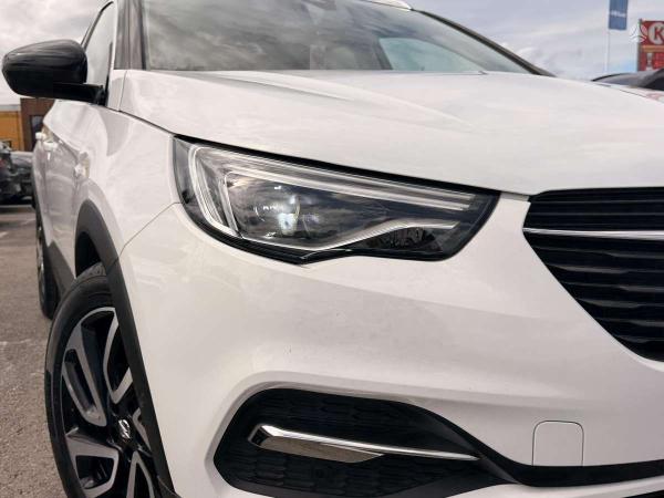 White Opel Grandland X 2019 in Vilnius, with an engine capacity of 2.00 L and mileage of 209 thousand km for 12990 €, photo 6 on AUTOMOTO.COM.LV
