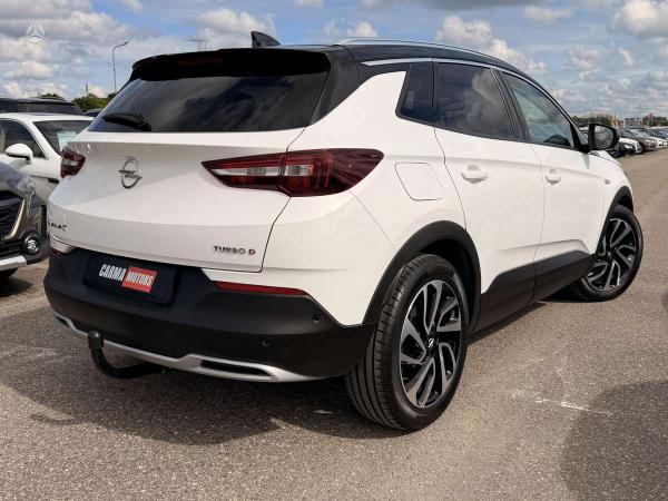 White Opel Grandland X 2019 in Vilnius, with an engine capacity of 2.00 L and mileage of 209 thousand km for 12990 €, photo 8 on AUTOMOTO.COM.LV