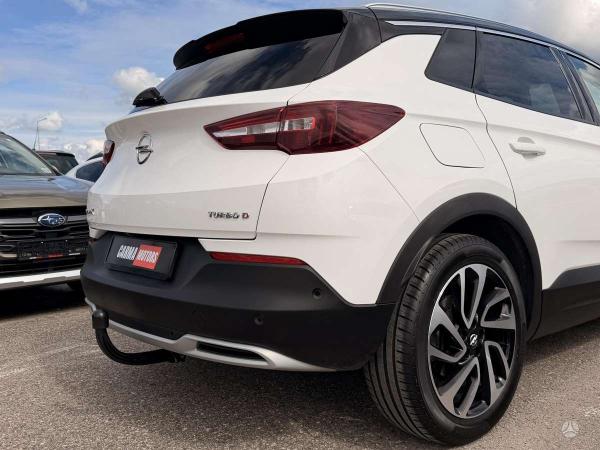 White Opel Grandland X 2019 in Vilnius, with an engine capacity of 2.00 L and mileage of 209 thousand km for 12990 €, photo 9 on AUTOMOTO.COM.LV