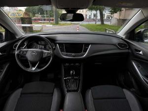 White Opel Grandland X 2019 in Vilnius, with an engine capacity of 1.20 L and mileage of 170 thousand km for 10000 €, photo 16 on AUTOMOTO.COM.LV