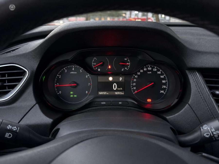 White Opel Grandland X 2019 in Vilnius, with an engine capacity of 1.20 L and mileage of 170 thousand km for 10000 €, photo 19 on AUTOMOTO.COM.LV