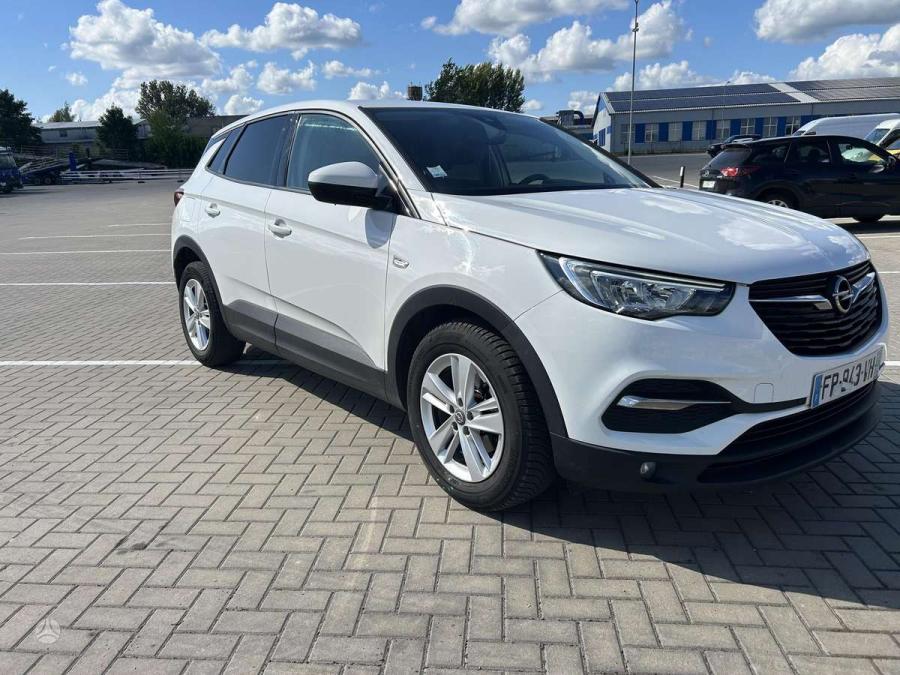 White Opel Grandland X 2020 in Taurage, with an engine capacity of 1.50 L and mileage of 233 thousand km for 8300 €, photo 3 on AUTOMOTO.COM.LV