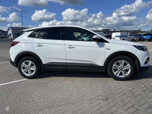 White Opel Grandland X 2020 in Taurage, with an engine capacity of 1.50 L and mileage of 233 thousand km for 8300 €, photo 4 on AUTOMOTO.COM.LV