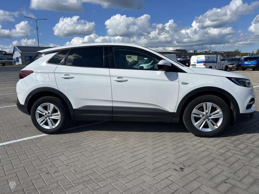 White Opel Grandland X 2020 in Taurage, with an engine capacity of 1.50 L and mileage of 233 thousand km for 8300 €, photo 4 on AUTOMOTO.COM.LV