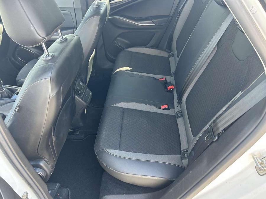White Opel Grandland X 2020 in Taurage, with an engine capacity of 1.50 L and mileage of 233 thousand km for 8300 €, photo 8 on AUTOMOTO.COM.LV