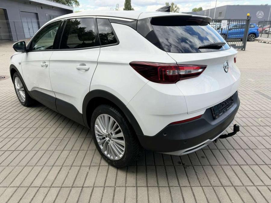 White Opel Grandland X 2020 in Kaunas, with an engine capacity of 1.20 L and mileage of 185 thousand km for 10300 €, photo 5 on AUTOMOTO.COM.LV