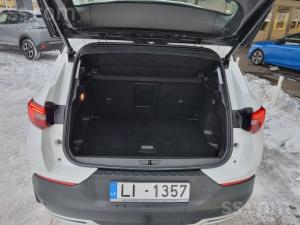 White Opel Grandland X 2021 in Riga, with an engine capacity of 1.20 L and mileage of 68 thousand km for 14900 €, photo 5 on AUTOMOTO.COM.LV