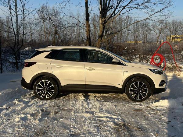 White Opel Grandland X 2021 in Vilnius, with an engine capacity of 1.60 L and mileage of 170 thousand km for 14290 €, photo 4 on AUTOMOTO.COM.LV