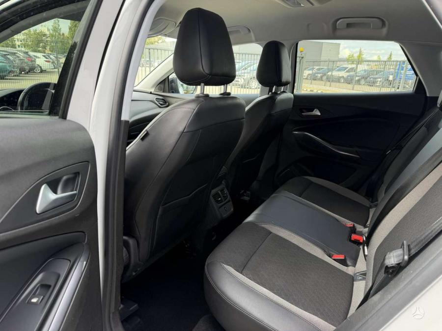 White Opel Grandland X 2021 in Kaunas, with an engine capacity of 1.20 L and mileage of 102 thousand km for 11500 €, photo 11 on AUTOMOTO.COM.LV